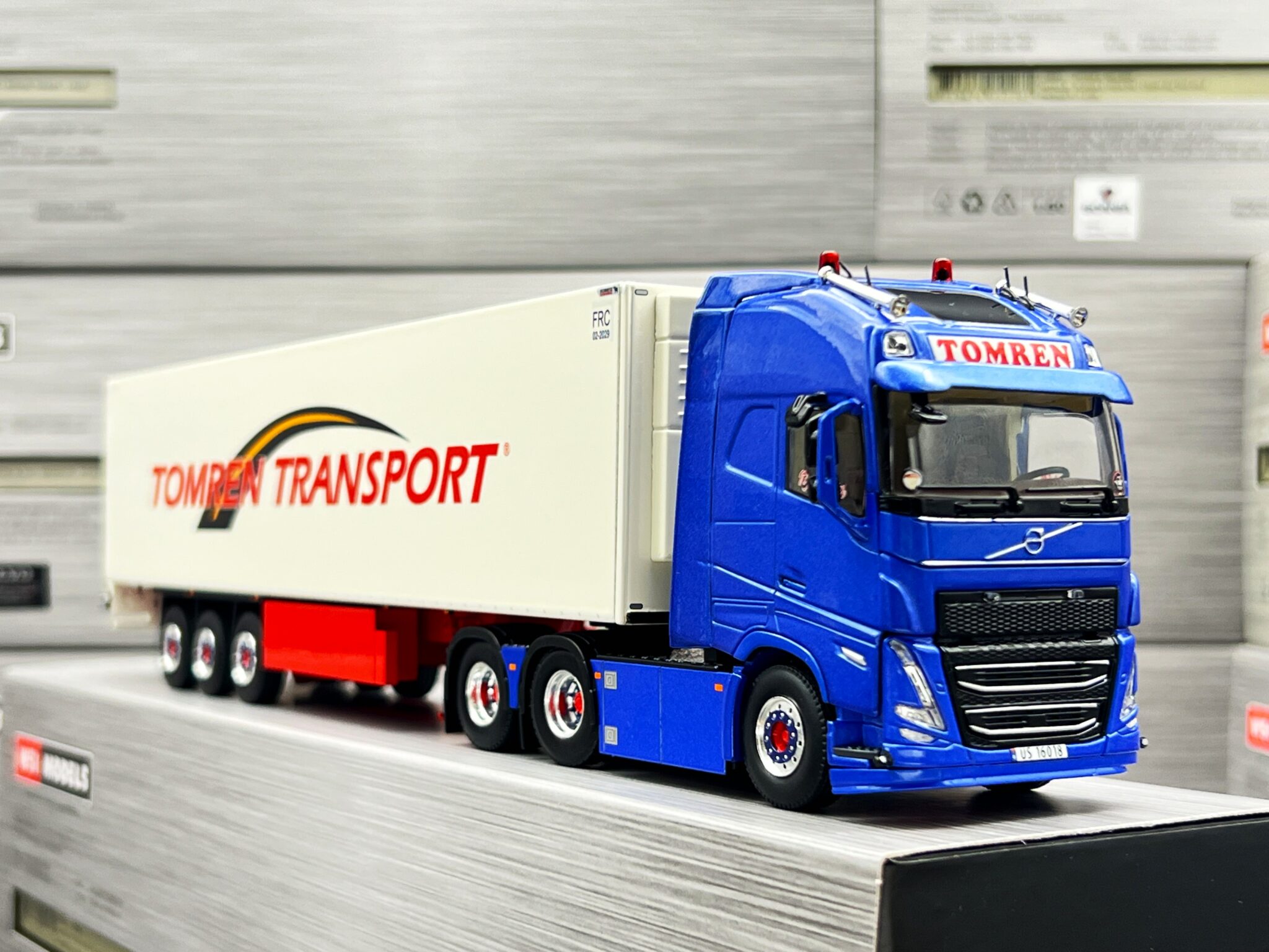 Volvo FH5 globetrotter XL 6x2 reefer trailer Tomren WSI Truck Models ...